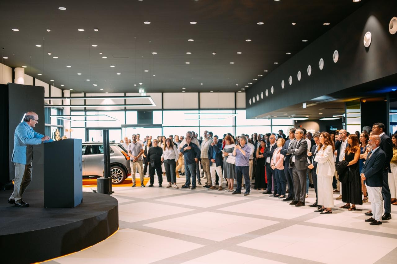 Carby inaugura primeira R-Store digital da Renault e Dacia em Portugal ...